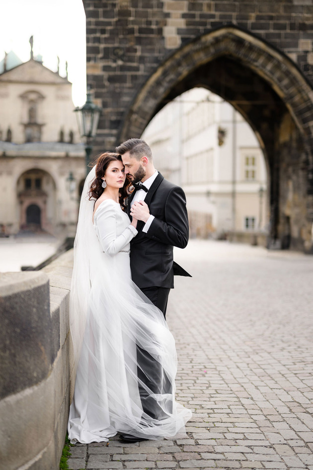Best Times for Timeless Wedding Photos on Charles Bridge in Prague ...